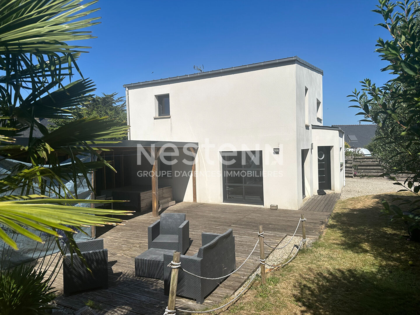 Maison recente bourg de Larre a pied, avec beau jardin clos