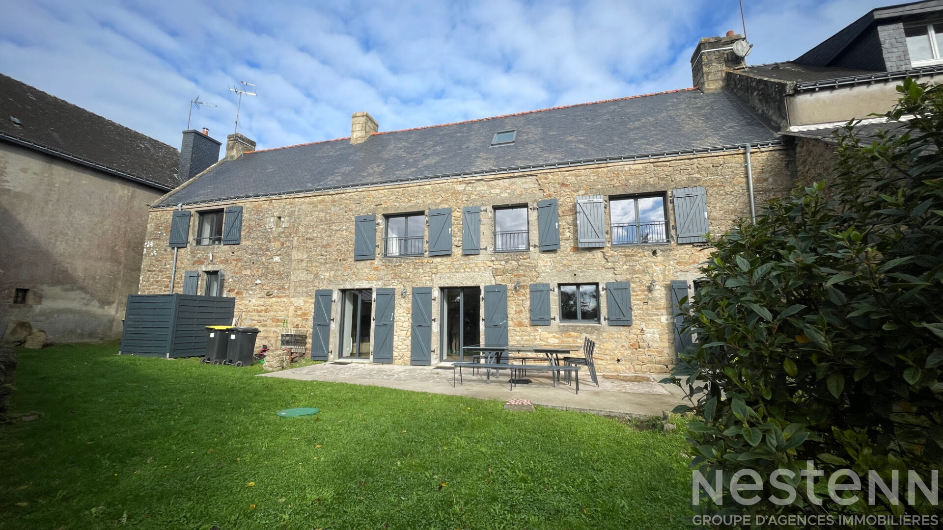 A VENDRE, dans le bourg de PLOEMEL, charmante longere renovee entierement avec local ...