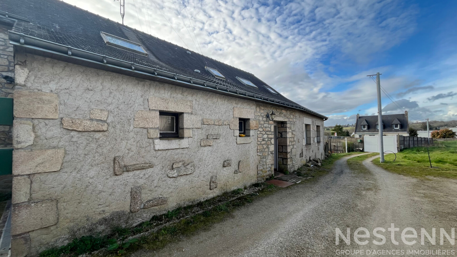 Immeuble, deux appartements, centre-bourg de Baud