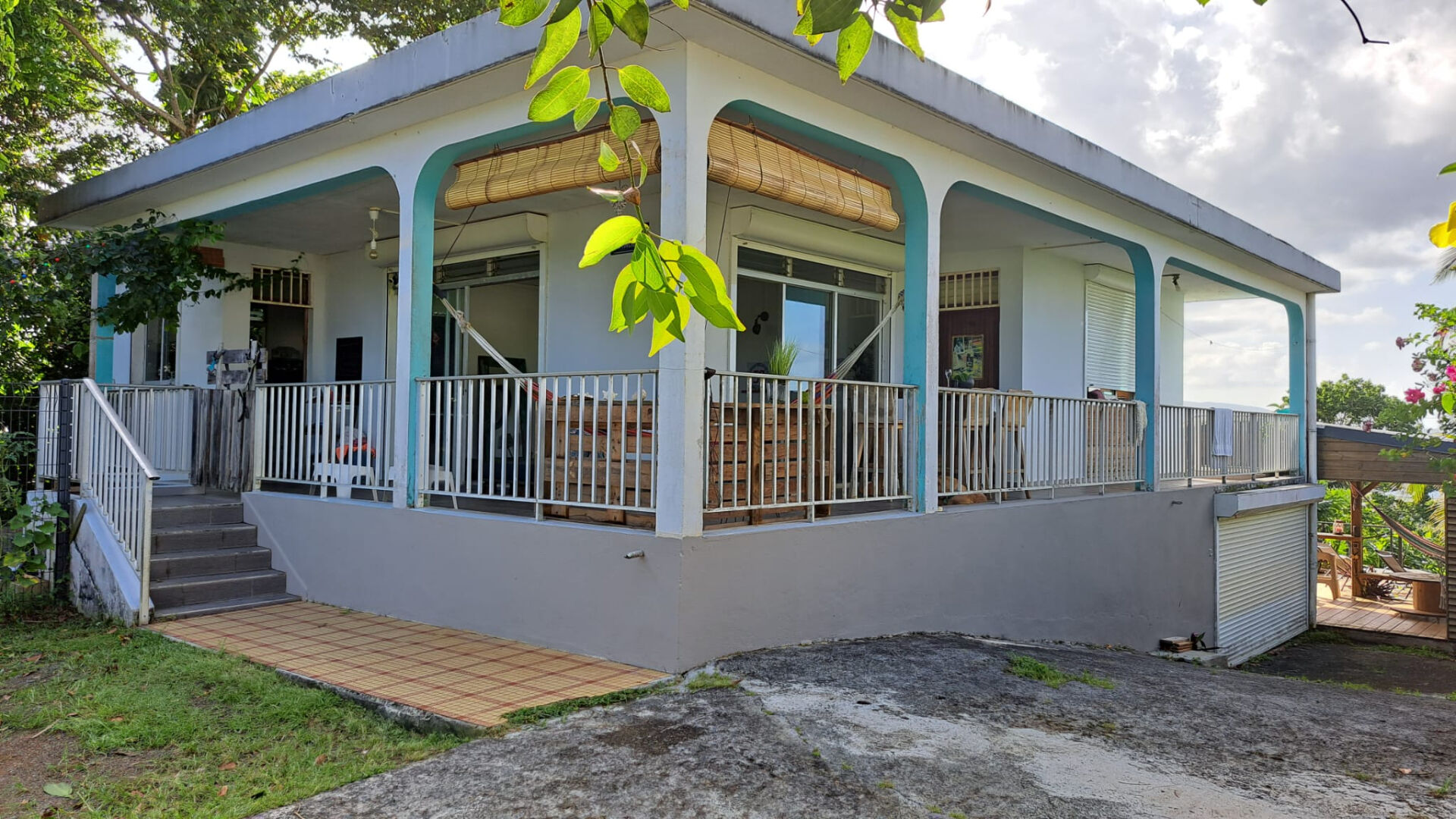 A vendre Villa F4 de 120m2 avec piscine + studio independant a Petit Bourg